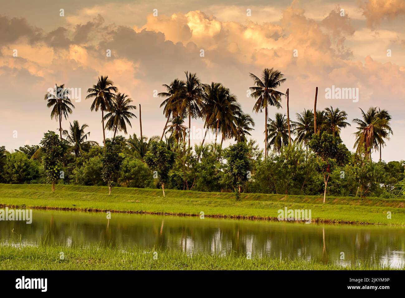 The sky's overcast its looks like it's going to rain Stock Photo - Alamy