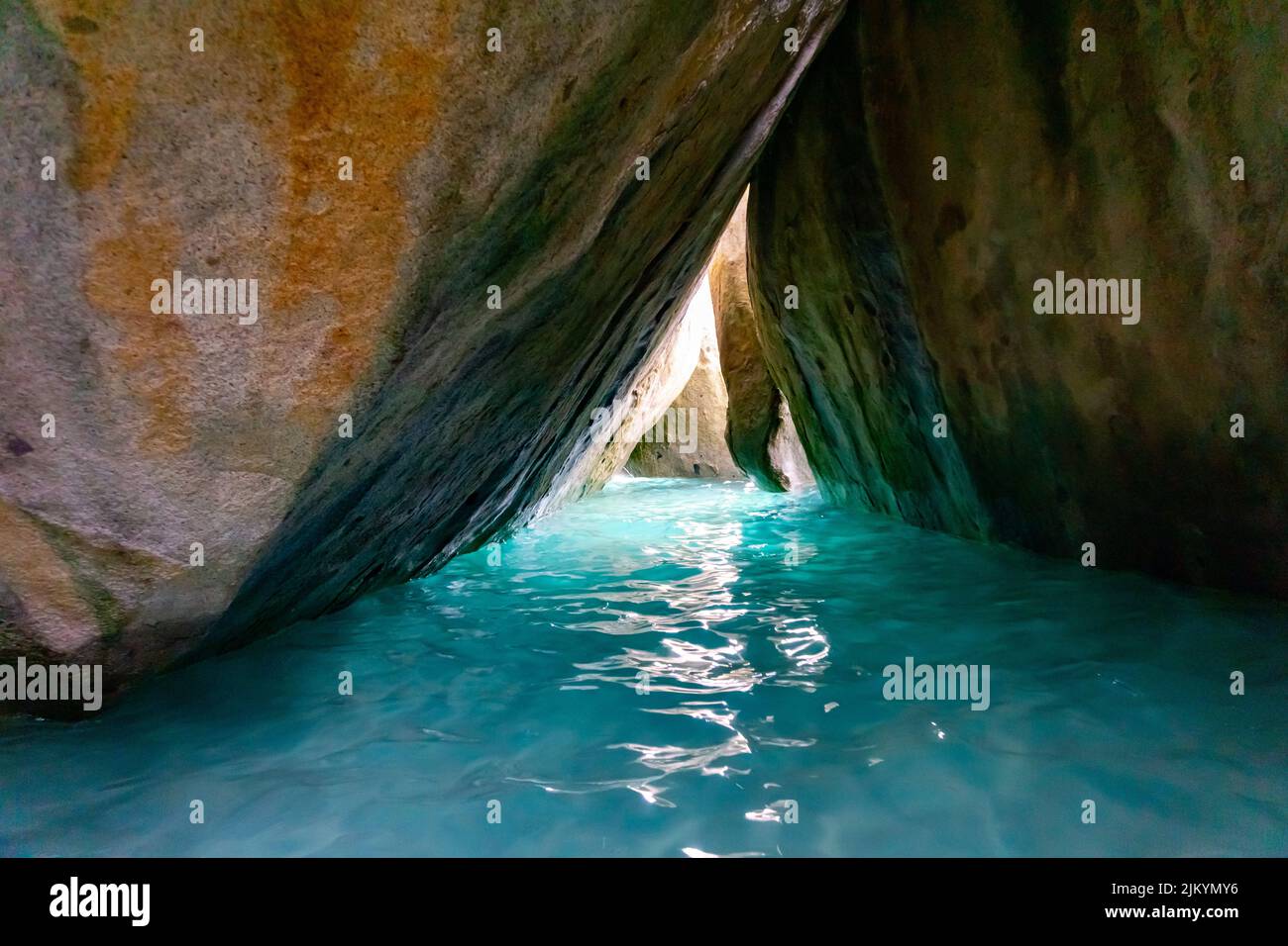 Rocks under water hi-res stock photography and images - Alamy