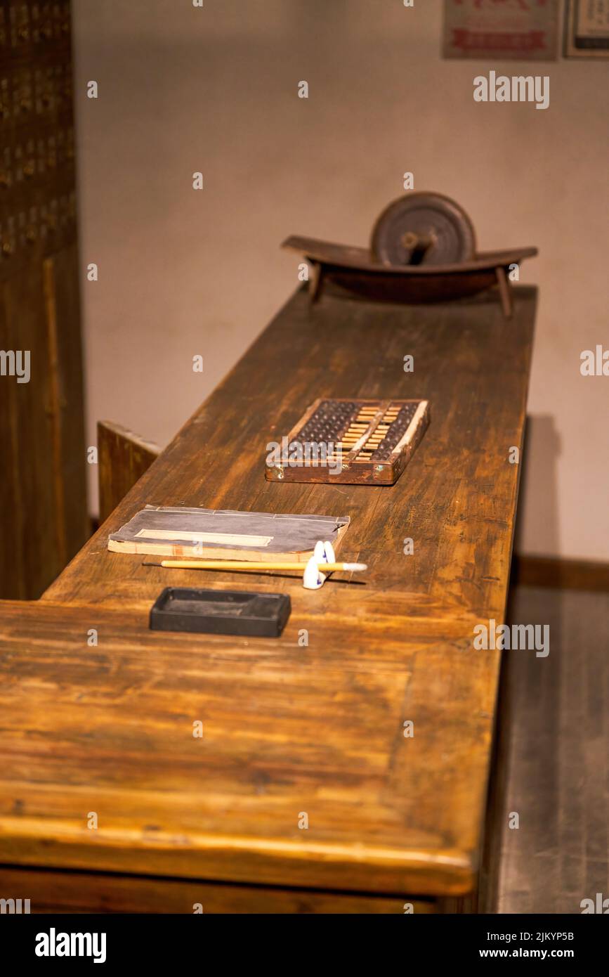 Decorative chinese cloth history hi-res stock photography and images ...