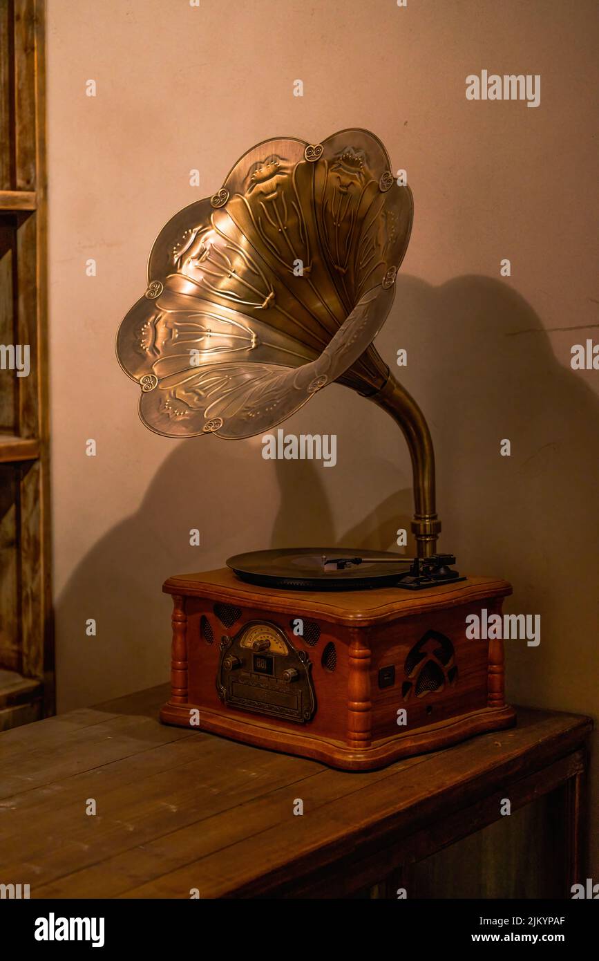 A traditional retro vinyl gramophone Stock Photo - Alamy