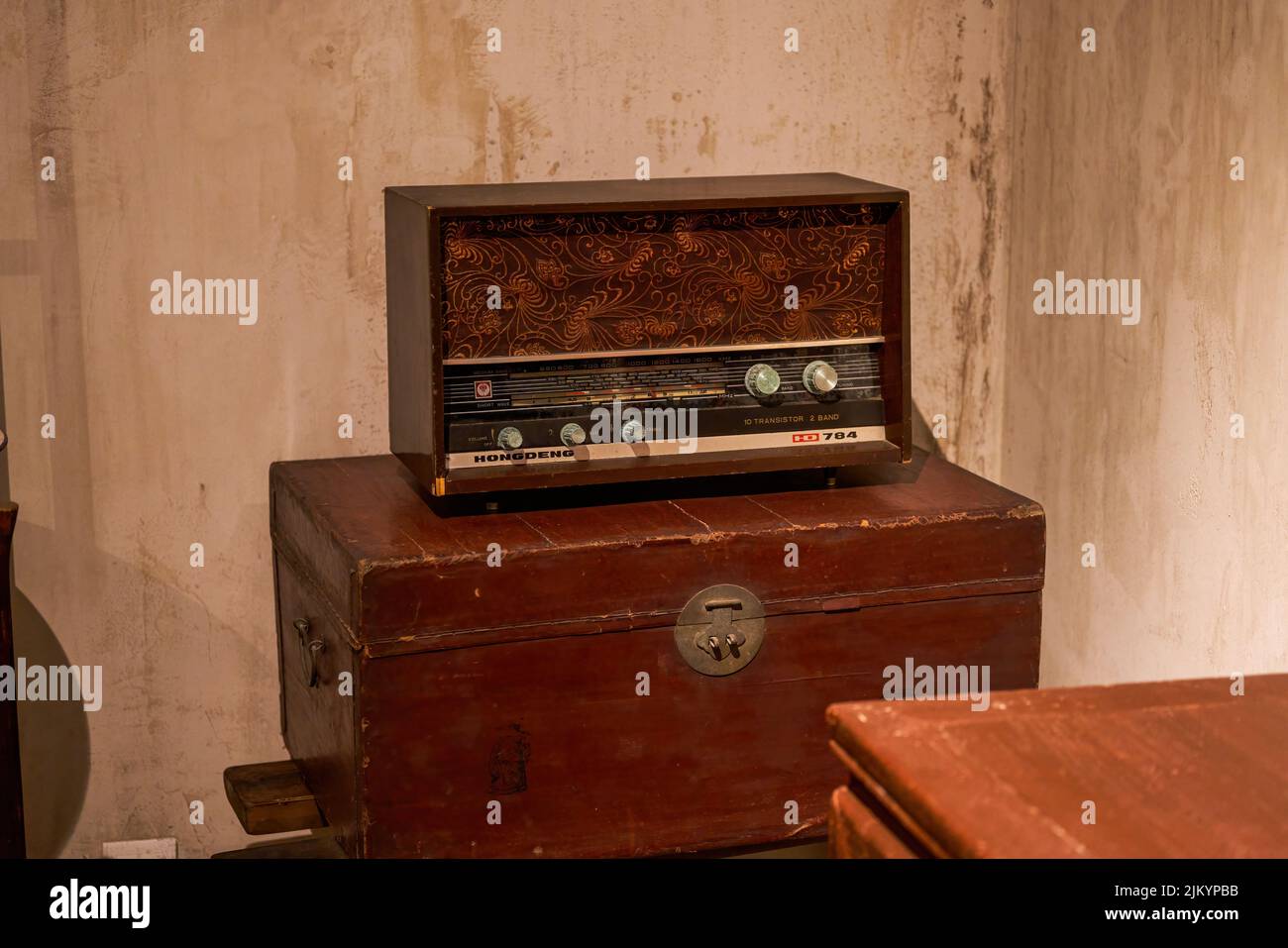 A retro traditional vintage radio Stock Photo - Alamy