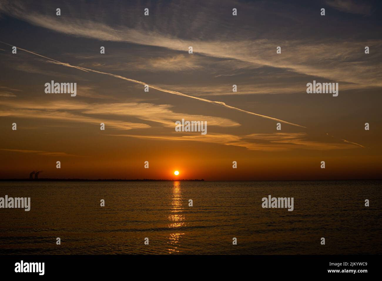 A mesmerizing view of the golden sunrise over the sea Stock Photo - Alamy