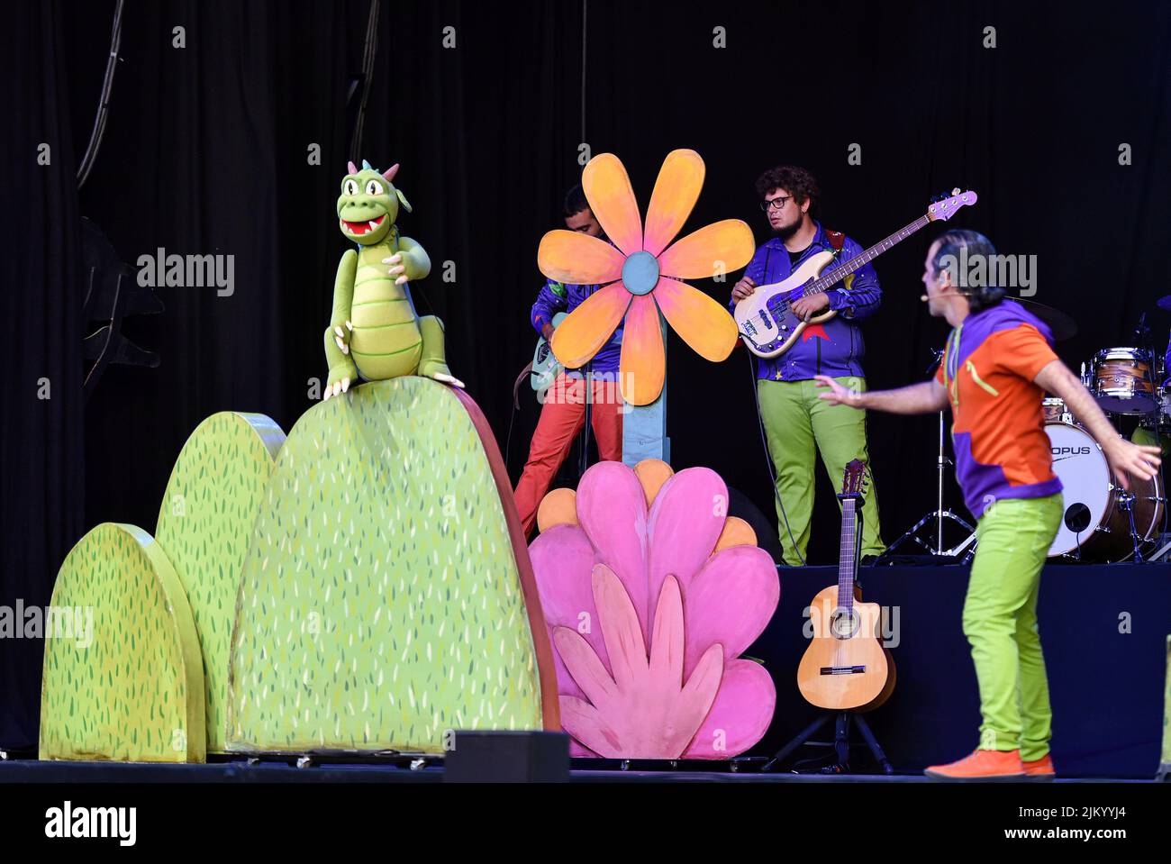Singer Siddartha Vargas (R), Pau from El Pot Petit with the character ...