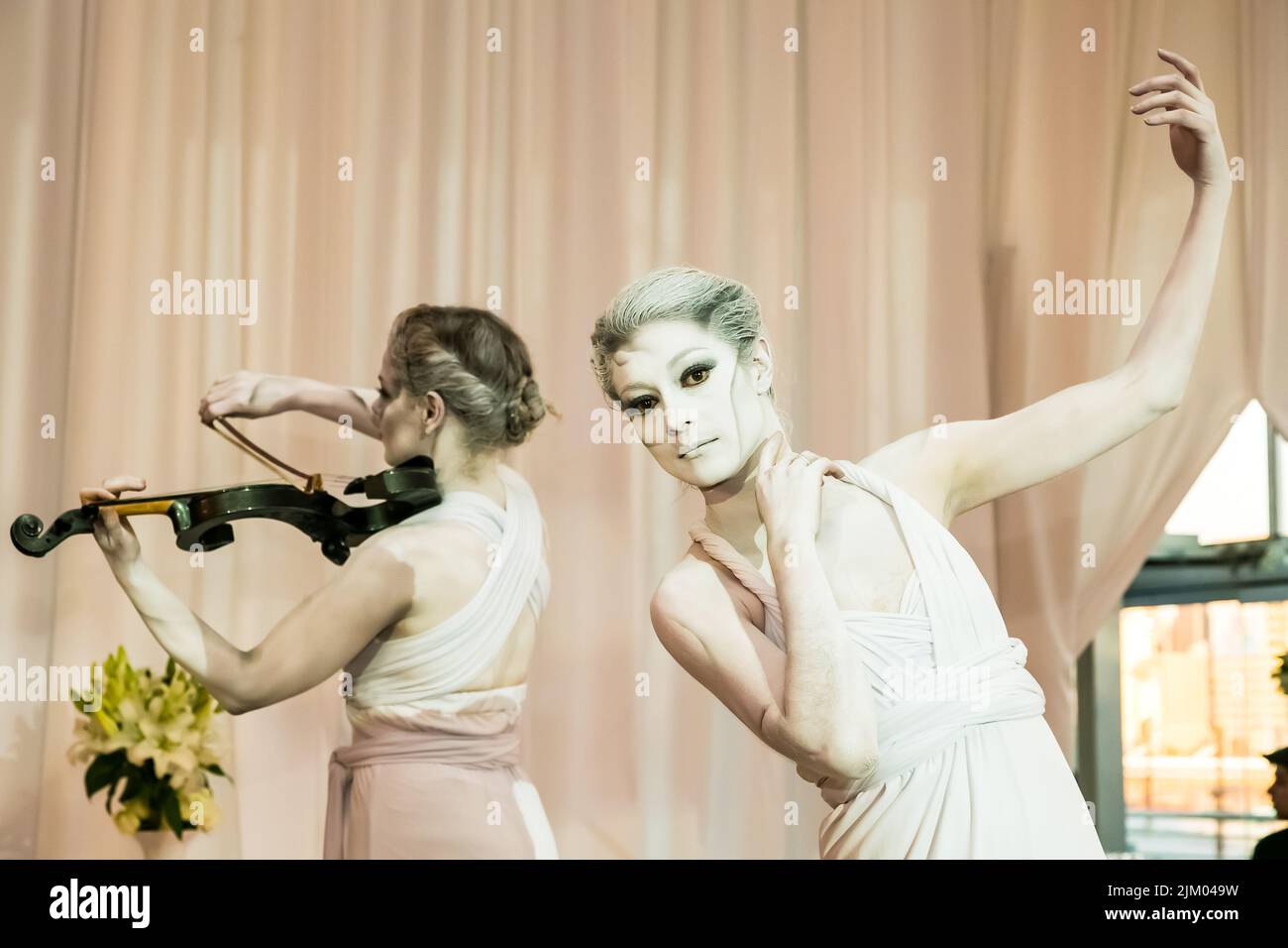 Statues of artists hi-res stock photography and images - Alamy