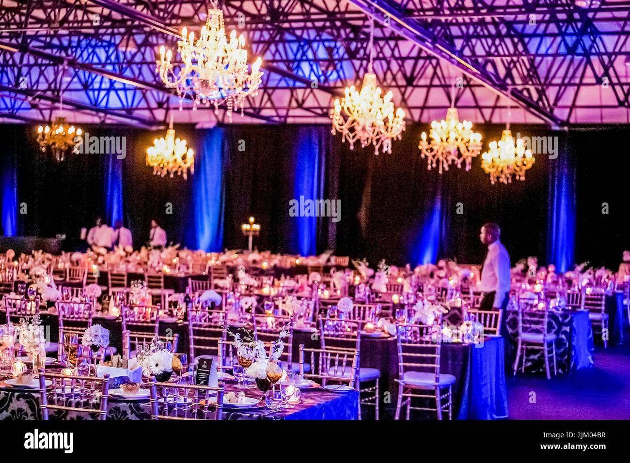The interior decor with brown lights at a large gala dinner event Stock ...
