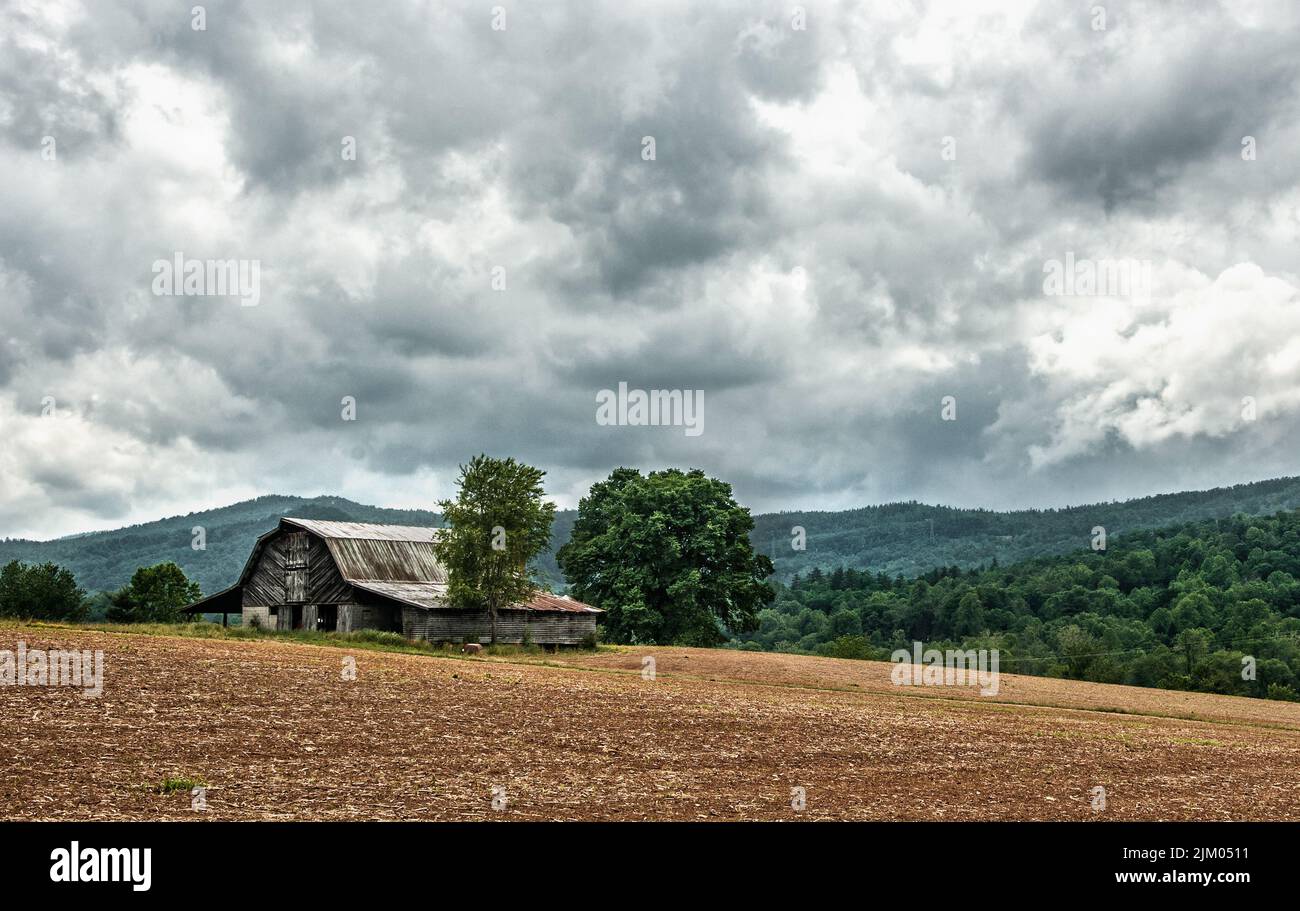 A beautiful view of a rustic and weathered barn Stock Photo - Alamy
