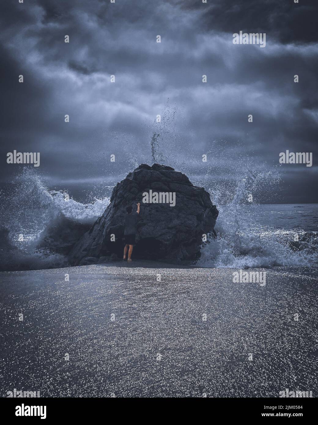 Ocean standing rock hi-res stock photography and images - Alamy