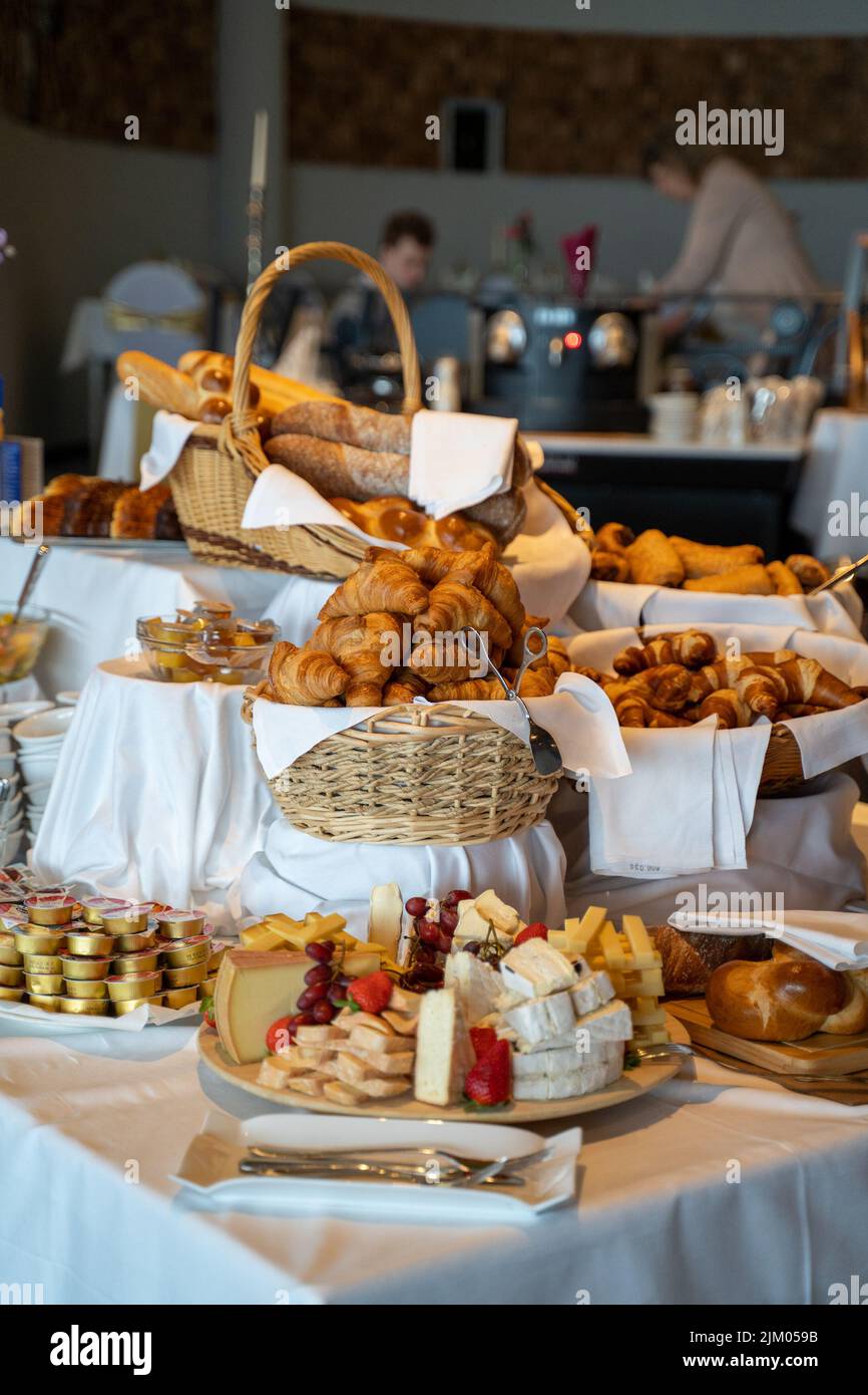 Full restaurant table hi-res stock photography and images - Alamy