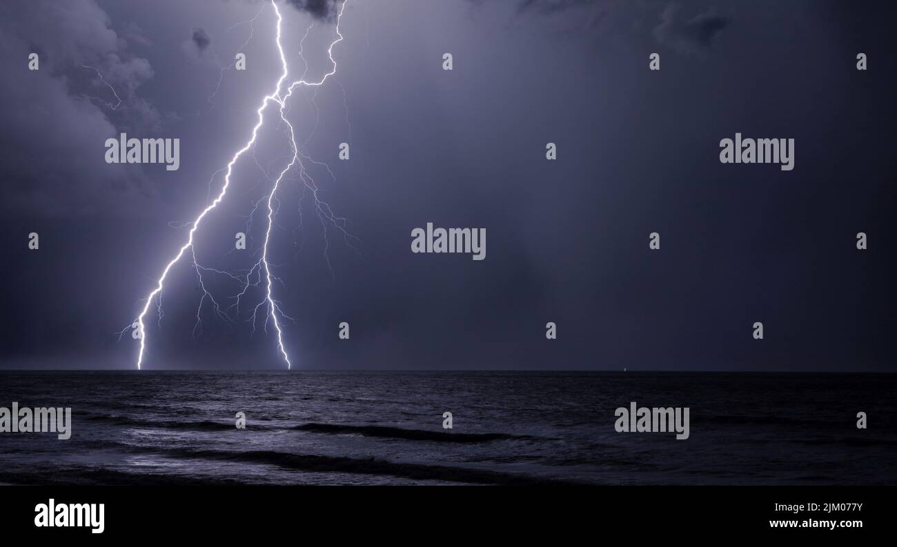 Night view atlantic ocean lightning hi-res stock photography and images ...