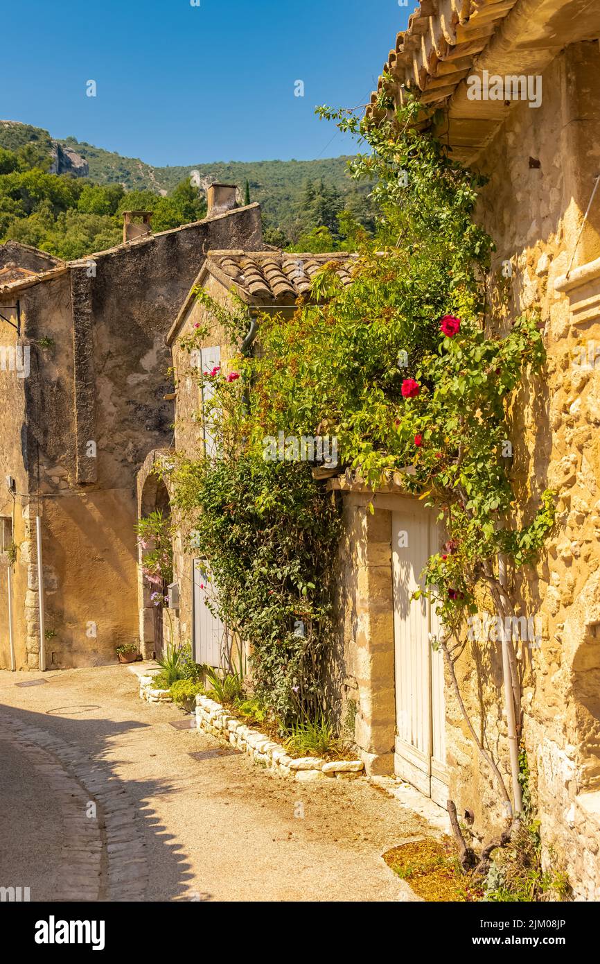 Goult in Provence, village perched on the mountain, typical street and ...