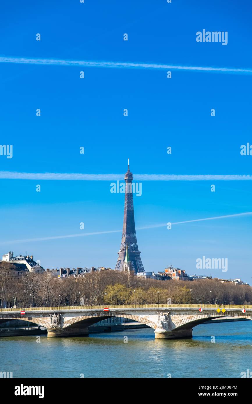 Paris, the Invalides bridge on the Seine, with the Eiffel Tower in ...
