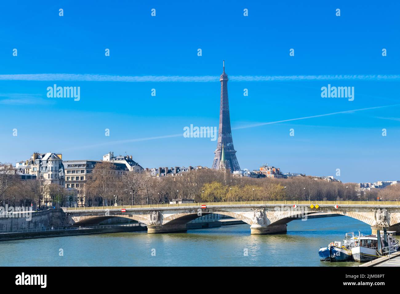 Paris, the Invalides bridge on the Seine, with the Eiffel Tower in ...