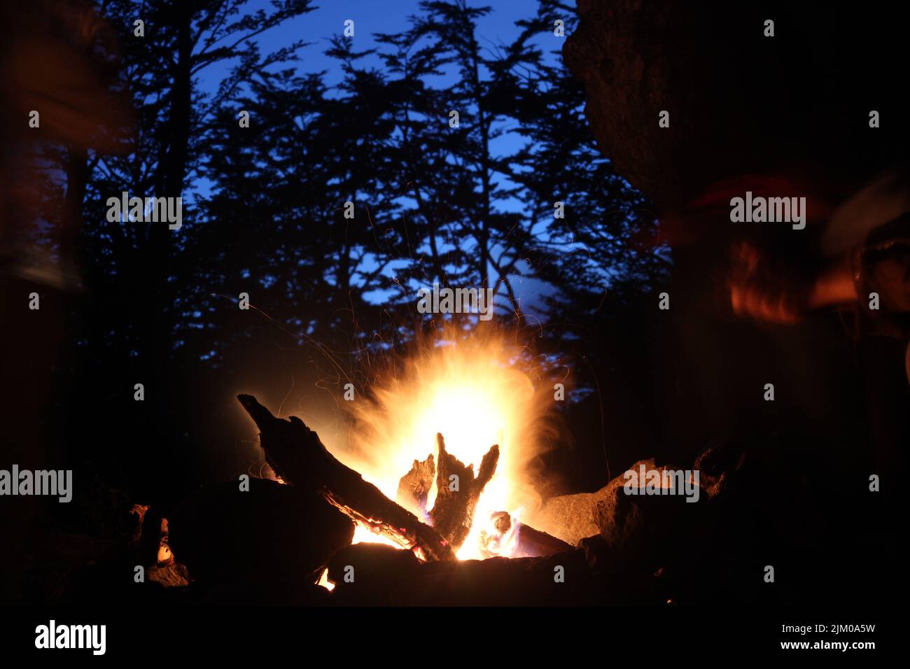 Campfire dark hi-res stock photography and images - Alamy