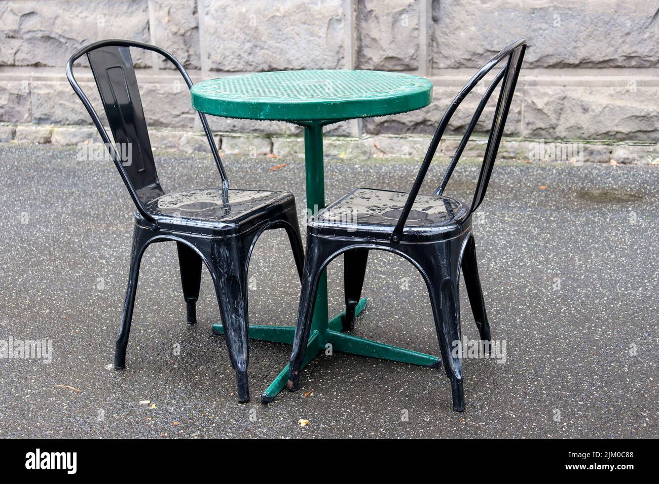 cafe outdoor dining chairs and table with no people Stock Photo - Alamy