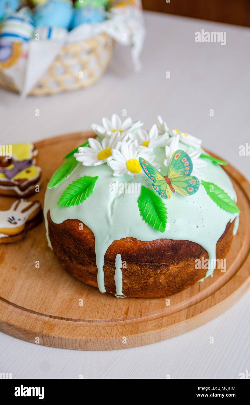Homemade Easter cake with cookies around Stock Photo - Alamy