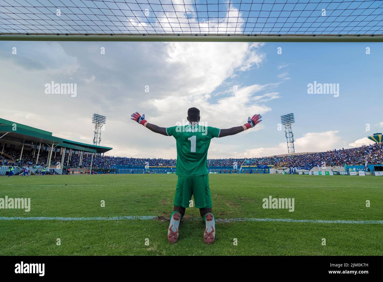 Kneeling crowds sport hi-res stock photography and images - Alamy