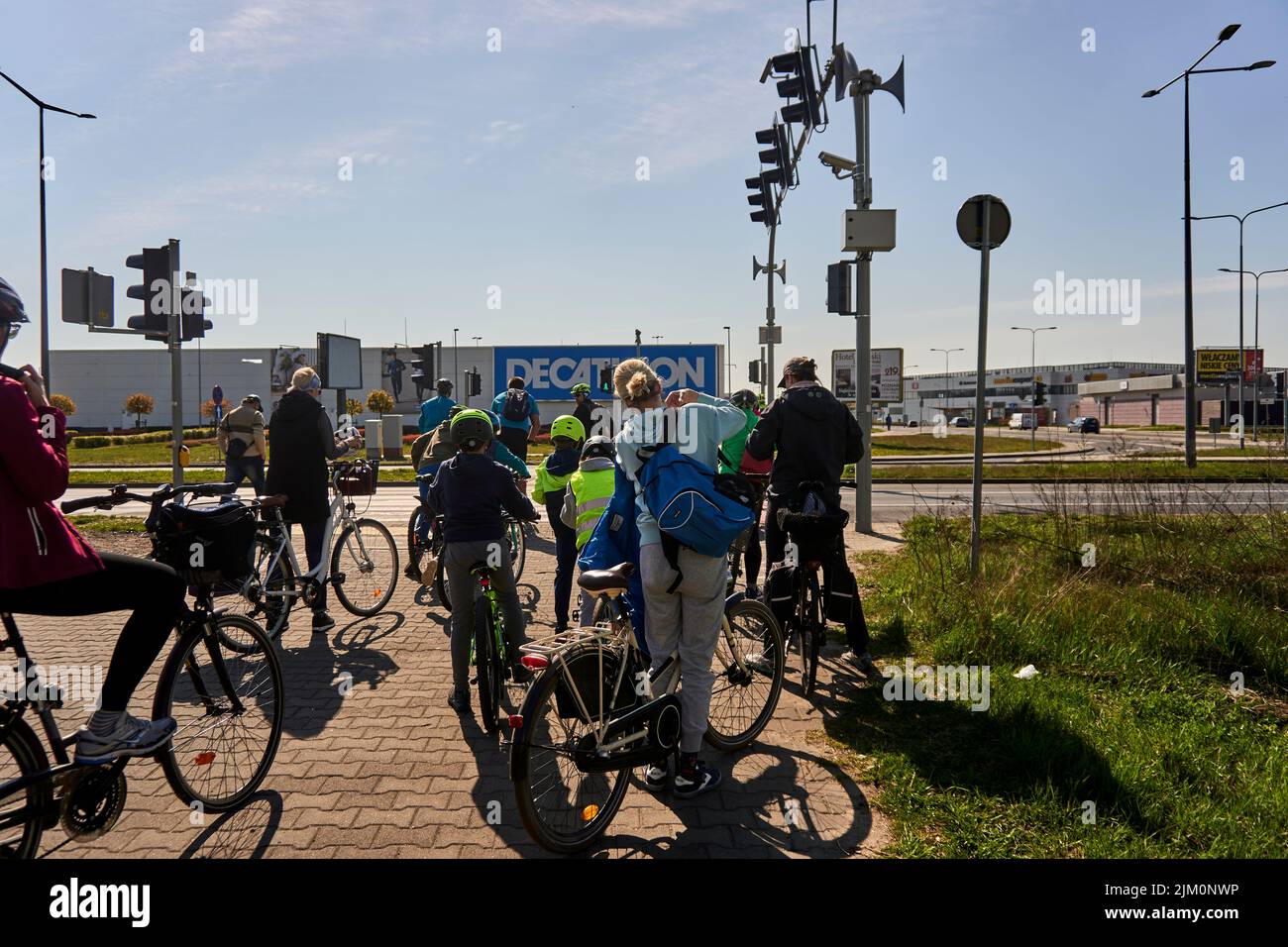 A group of active people with bikes waiting in front of traffic lights during a bike trip Stock ...