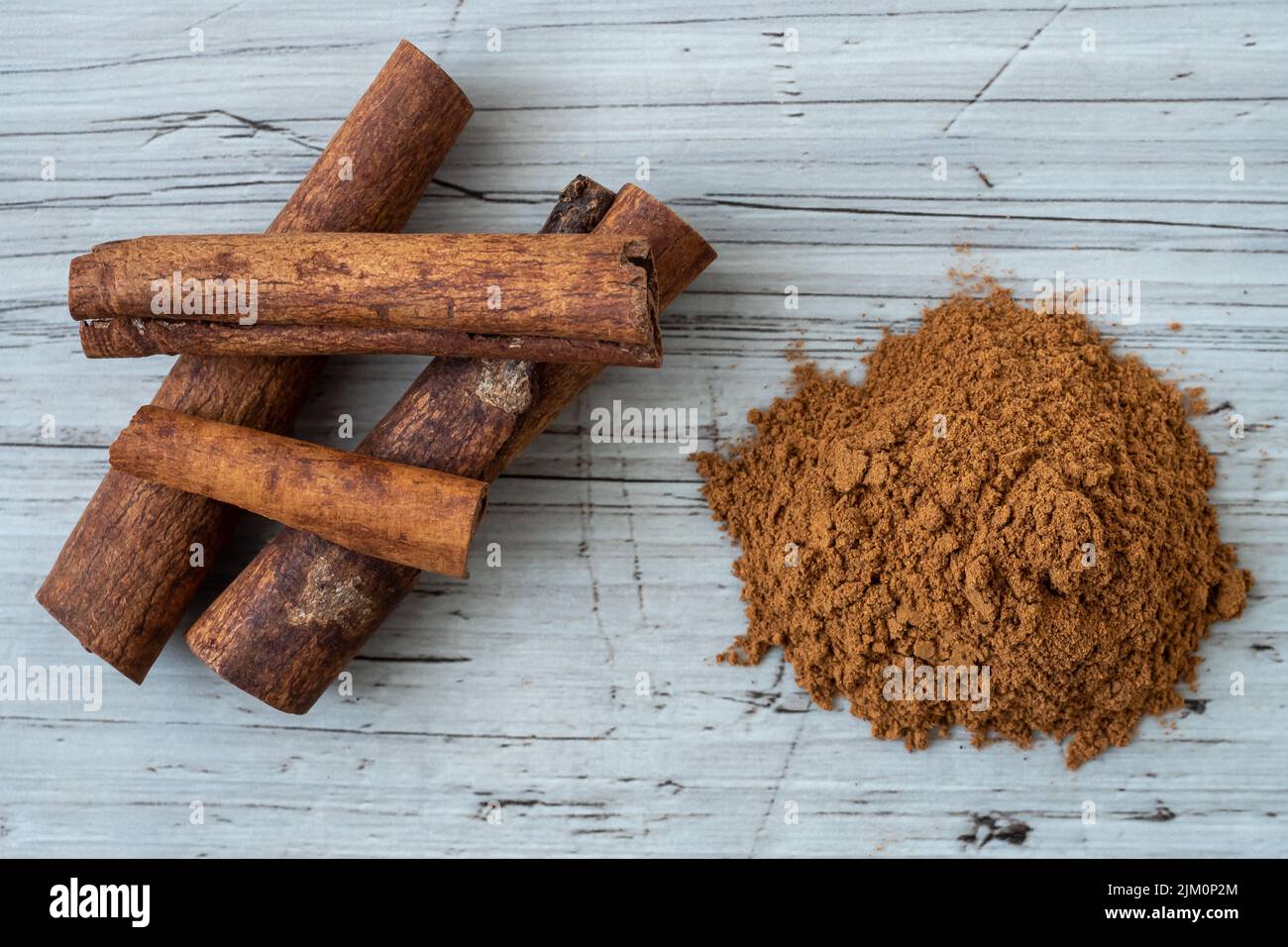 Ground cinnamon and cinnamon sticks (Cinnamomum zeylanicum Stock Photo ...