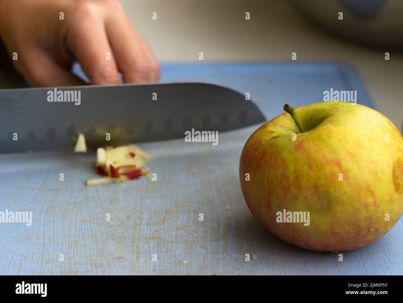 A close up slicing apple on a chopping board Stock Photo - Alamy