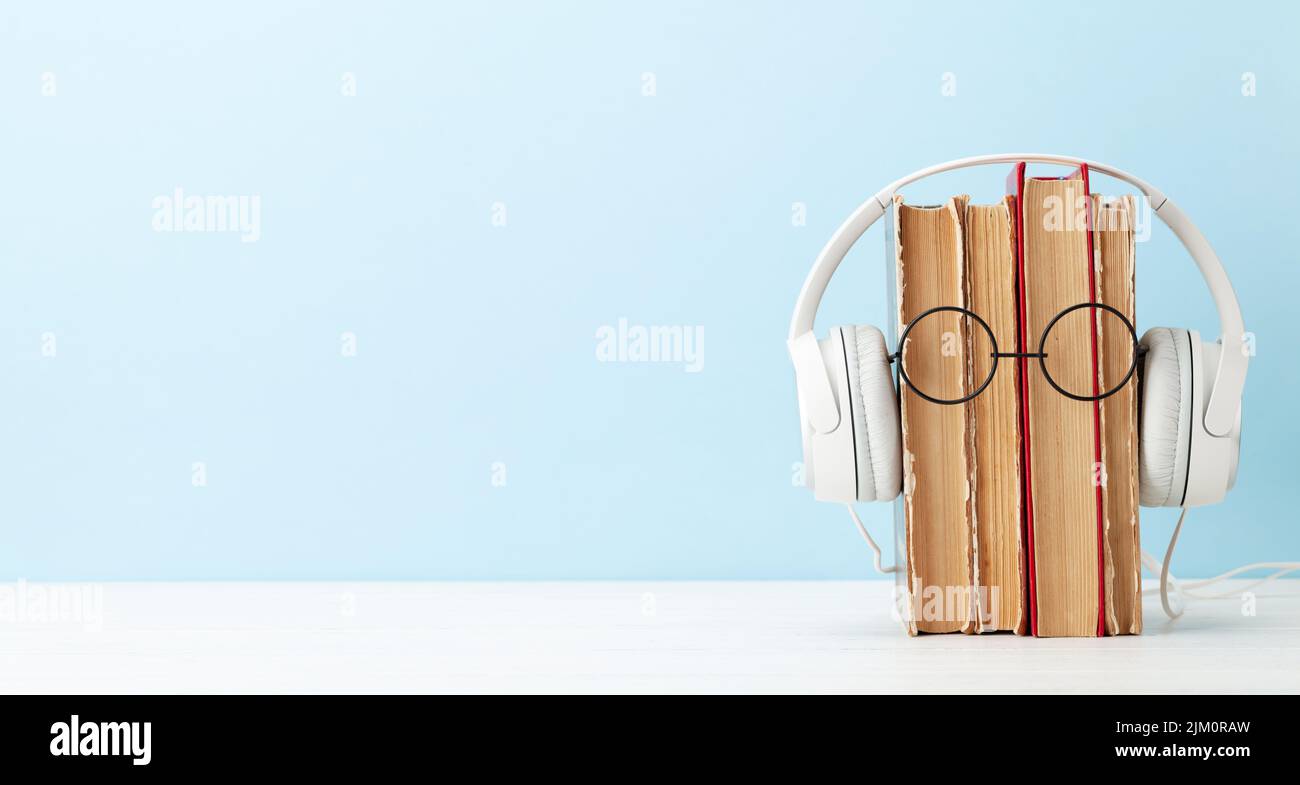 Headphone books on table hi-res stock photography and images - Alamy