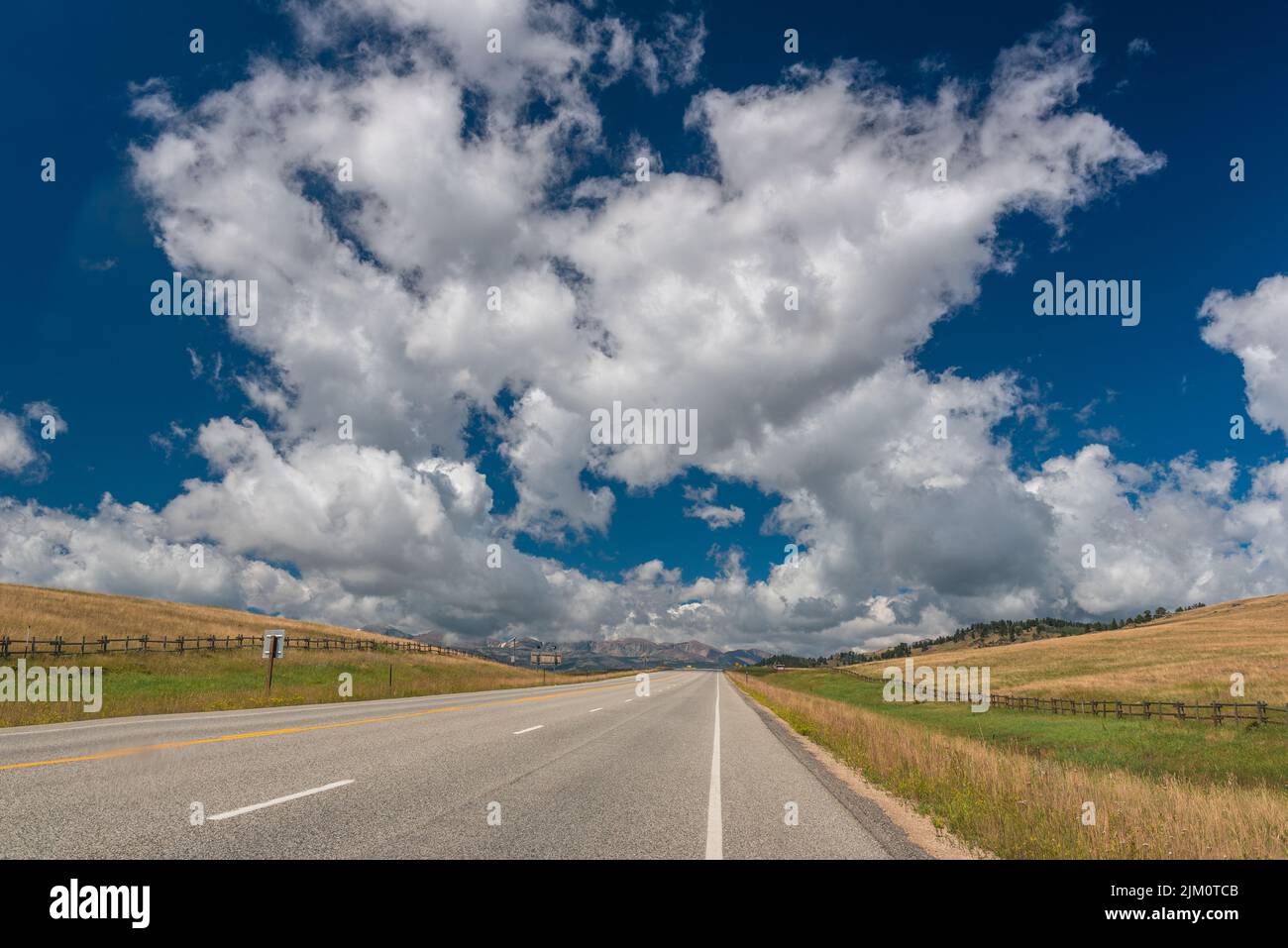 Blue sky greenery and road hi-res stock photography and images - Alamy
