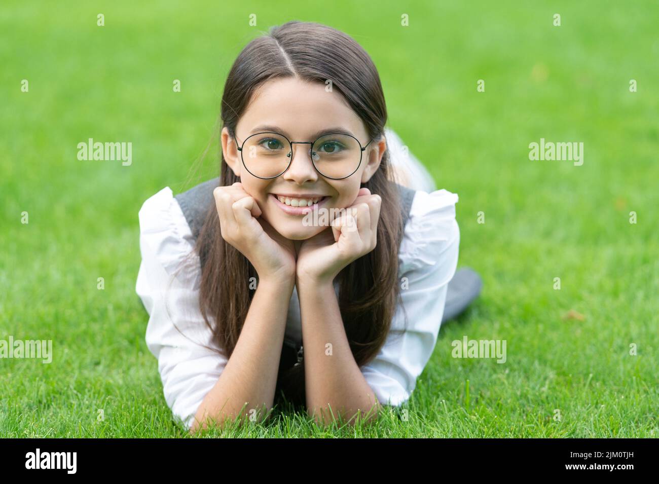 Teenage girl with smiling face. Portrait of happy teenage girl in ...