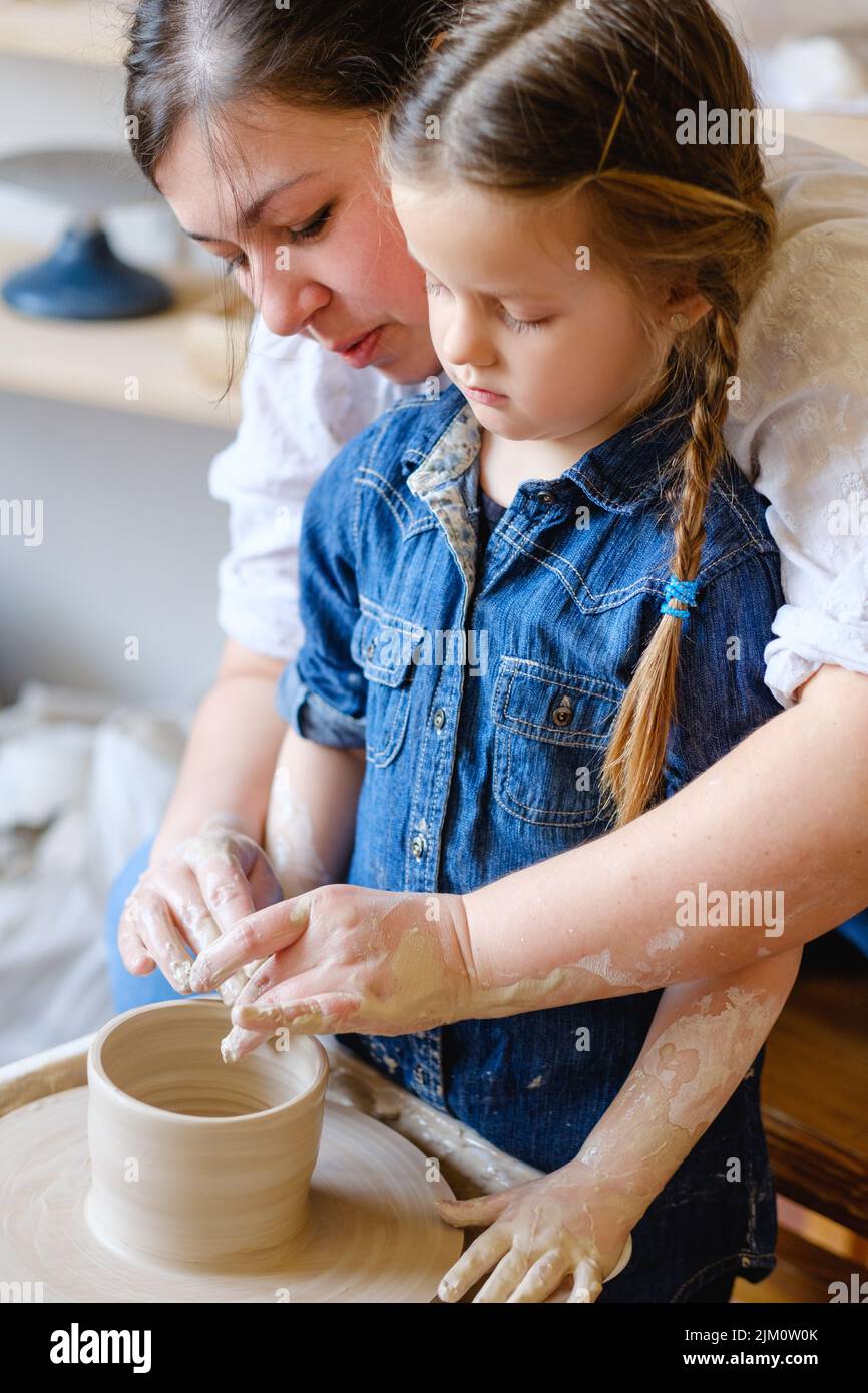 Family pottery workshop hi-res stock photography and images - Alamy