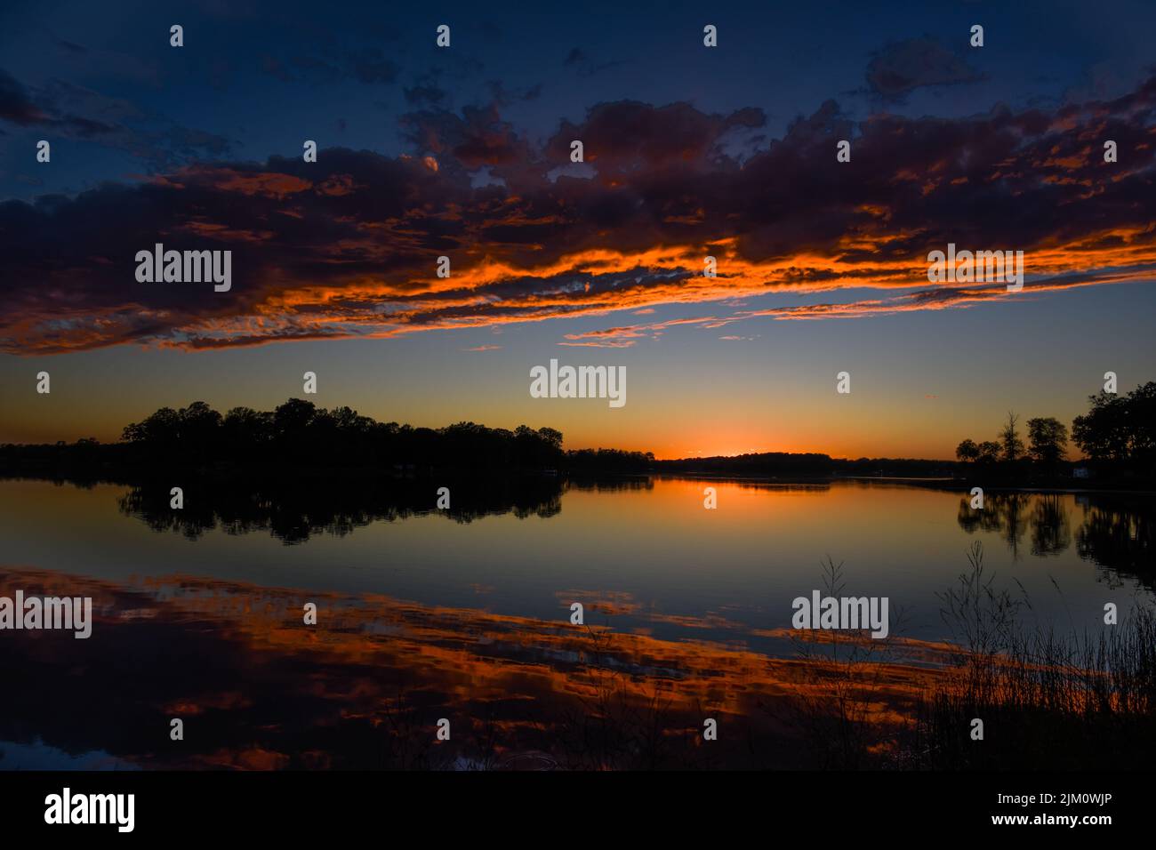 Calm water sunset colors hi-res stock photography and images - Alamy
