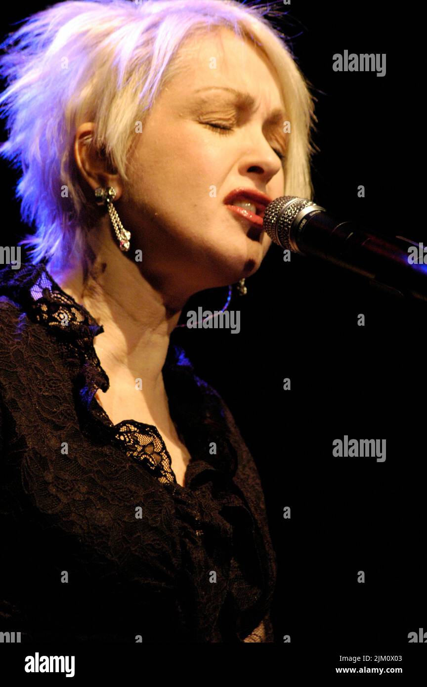 Cyndi lauper hi-res stock photography and images - Alamy