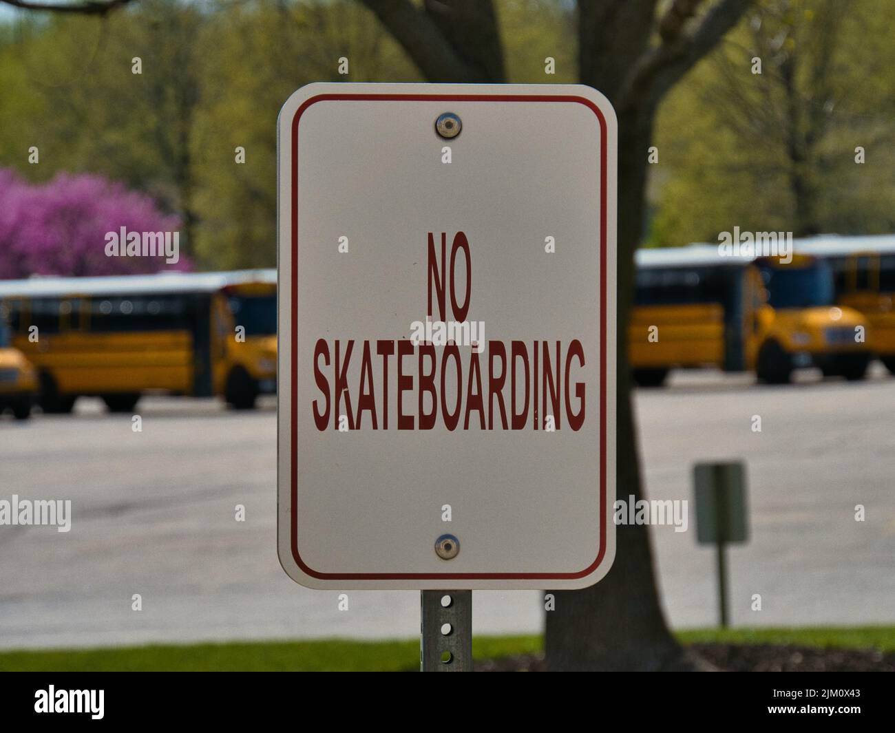 Do not enter no skateboarding sign hi-res stock photography and images ...