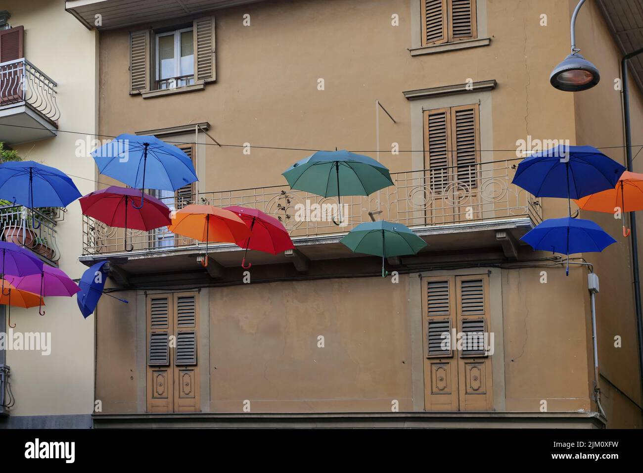 Ombrelli in strada hi-res stock photography and images - Alamy