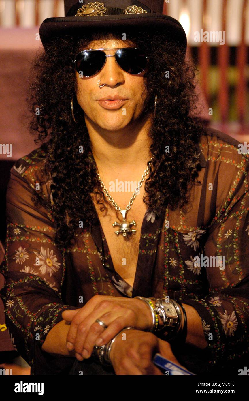 Slash stage hi-res stock photography and images - Alamy