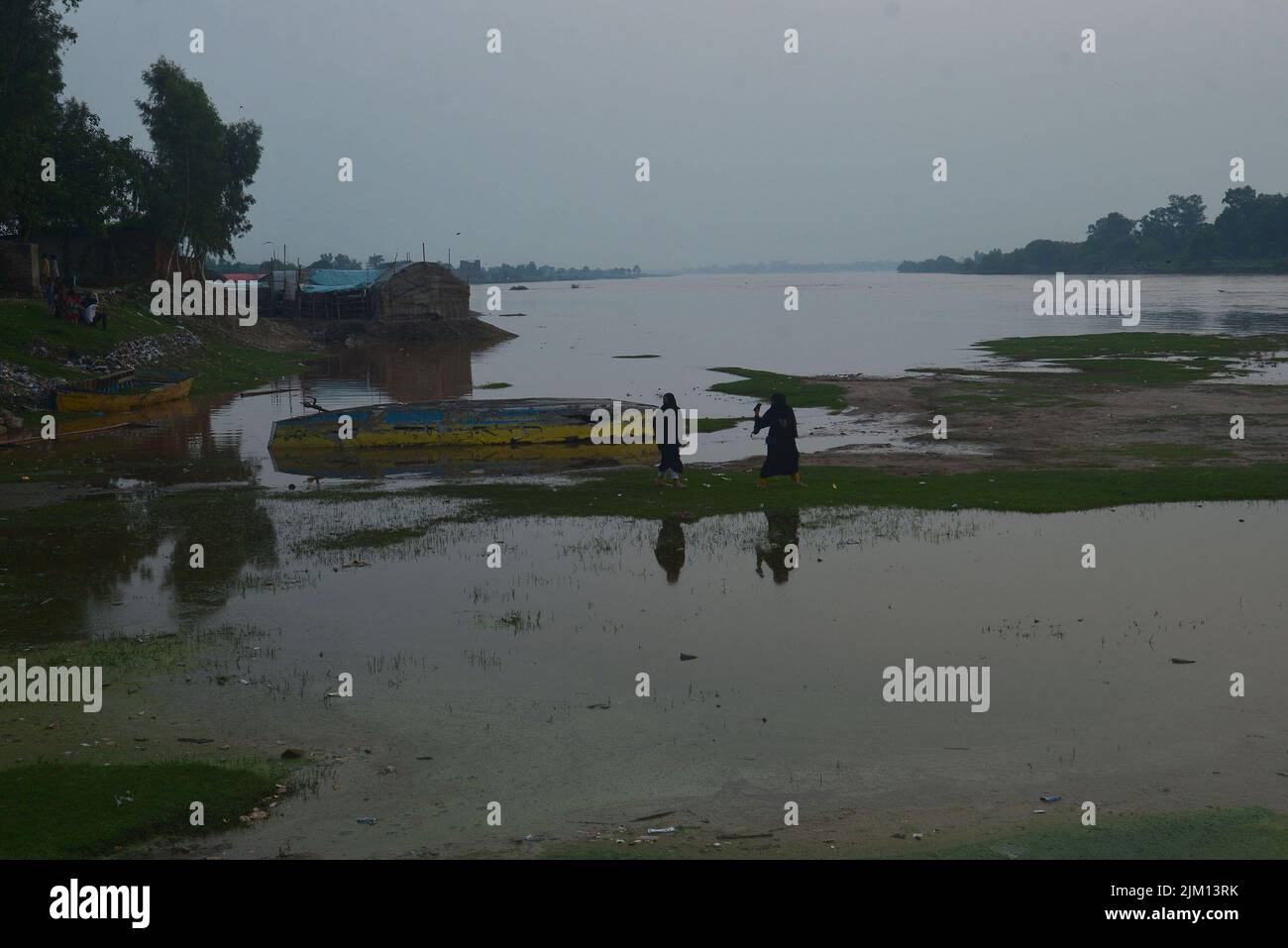 Lahore, Pakistan. 02nd Aug, 2022. A view of water level increasing in ...
