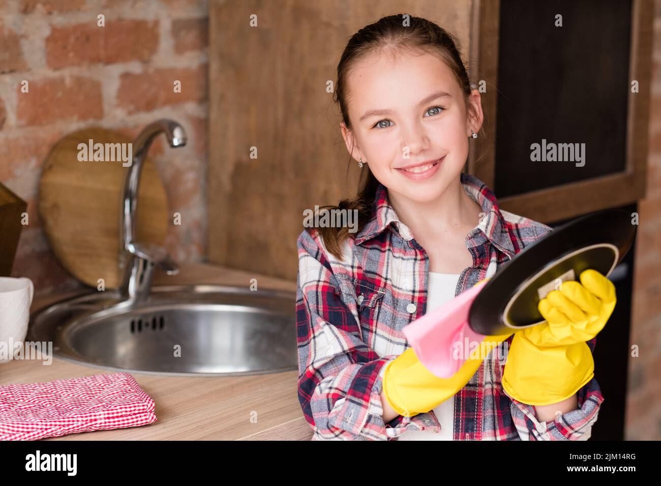 kitchen clean up washing dishes girl wiping plate Stock Photo - Alamy
