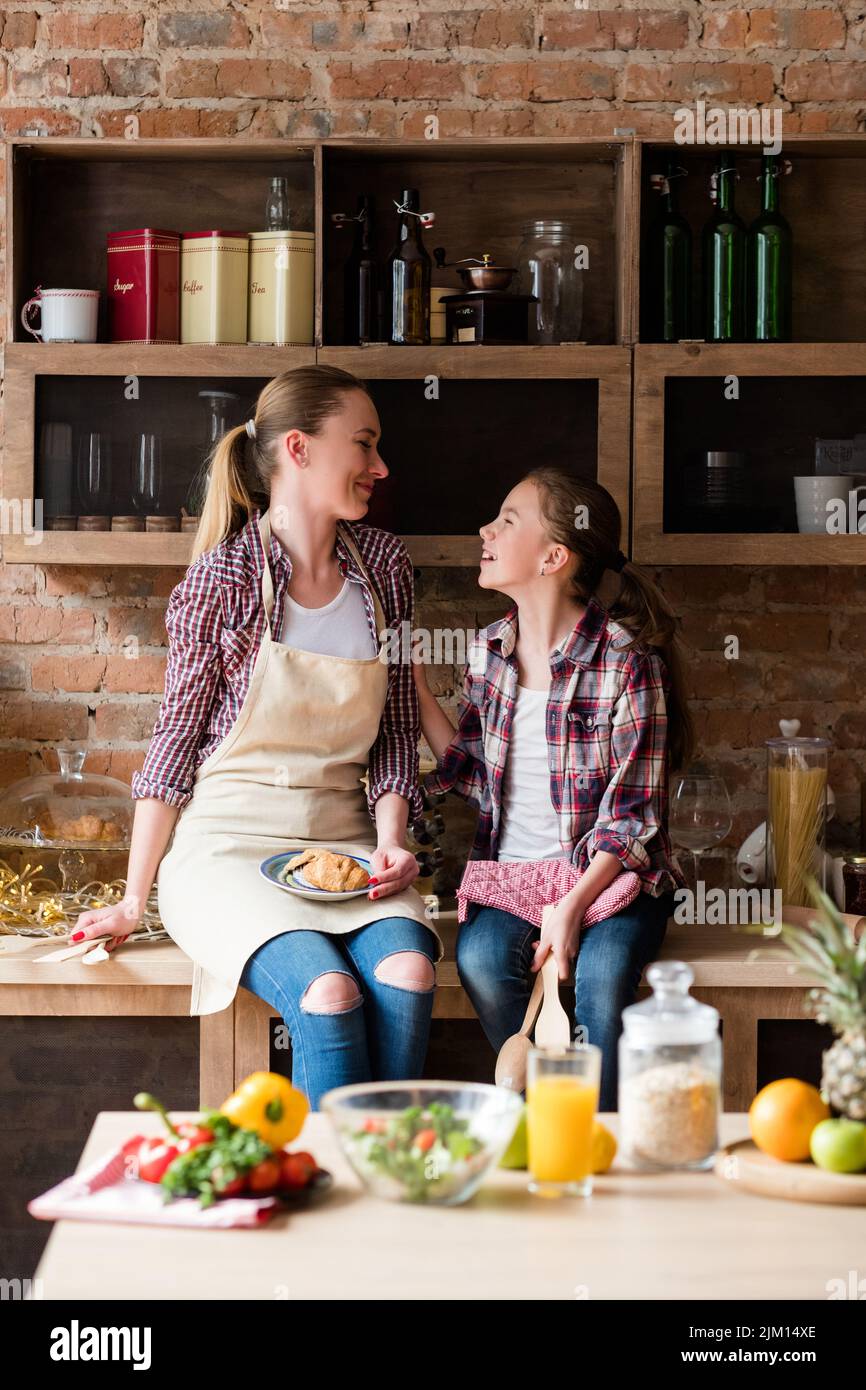Mom daughter hi-res stock photography and images - Alamy