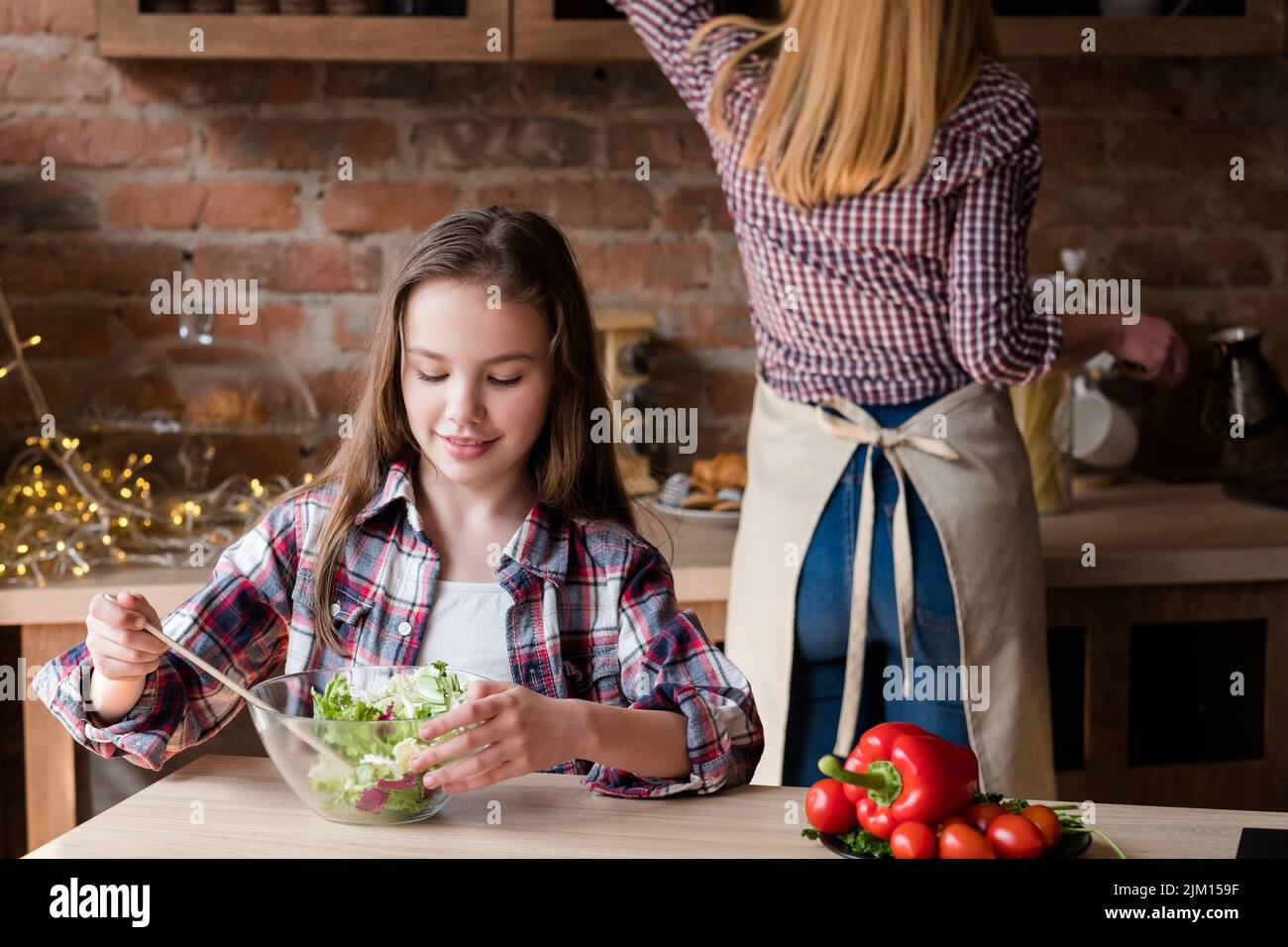 Kitchen family meal hi-res stock photography and images - Alamy