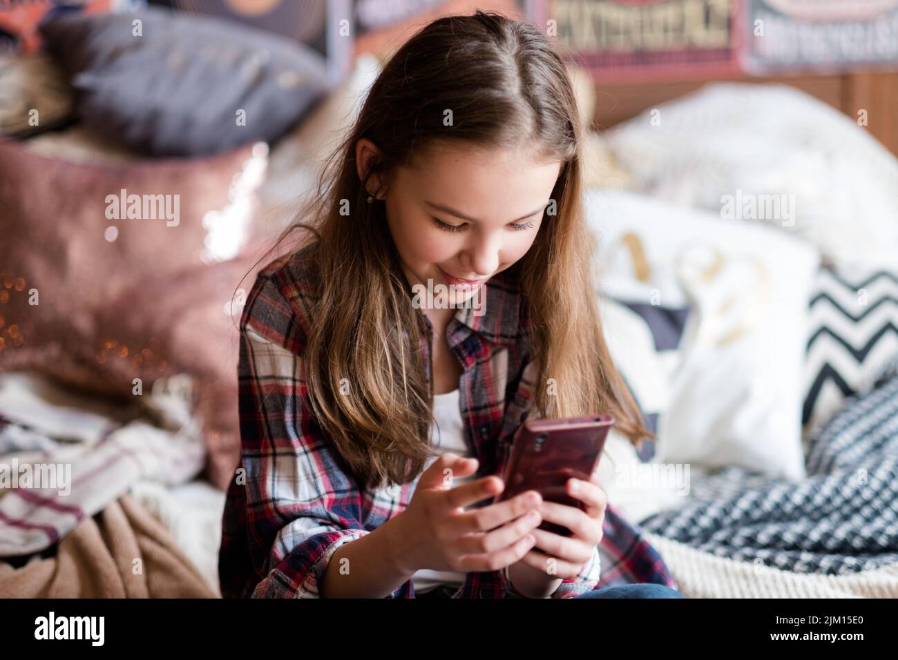 online entertainment smartphone child leisure Stock Photo - Alamy