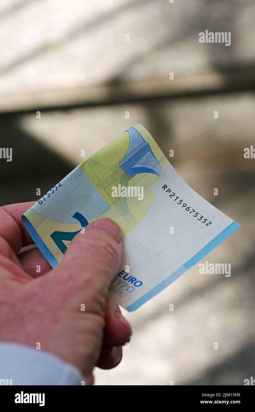 twenty euro note in hand Stock Photo - Alamy