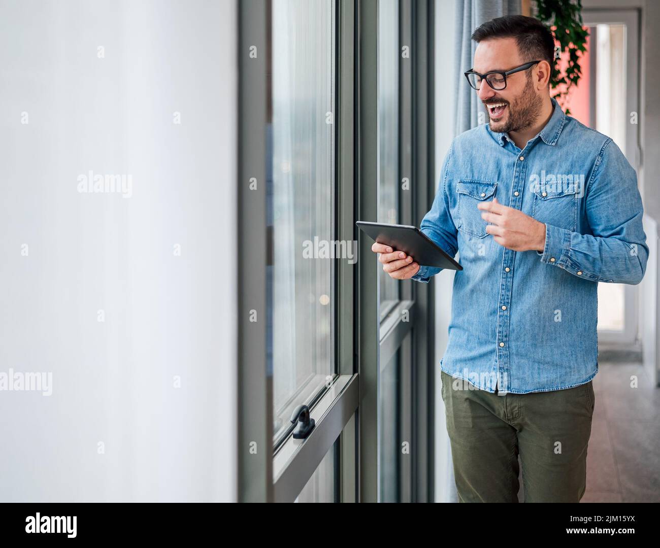 Talking through the computer hi-res stock photography and images - Alamy