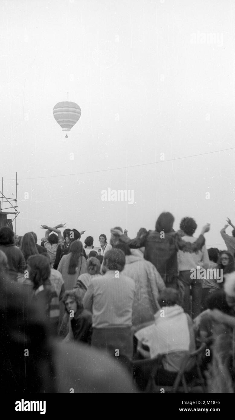 1970s festival crowd hi-res stock photography and images - Alamy