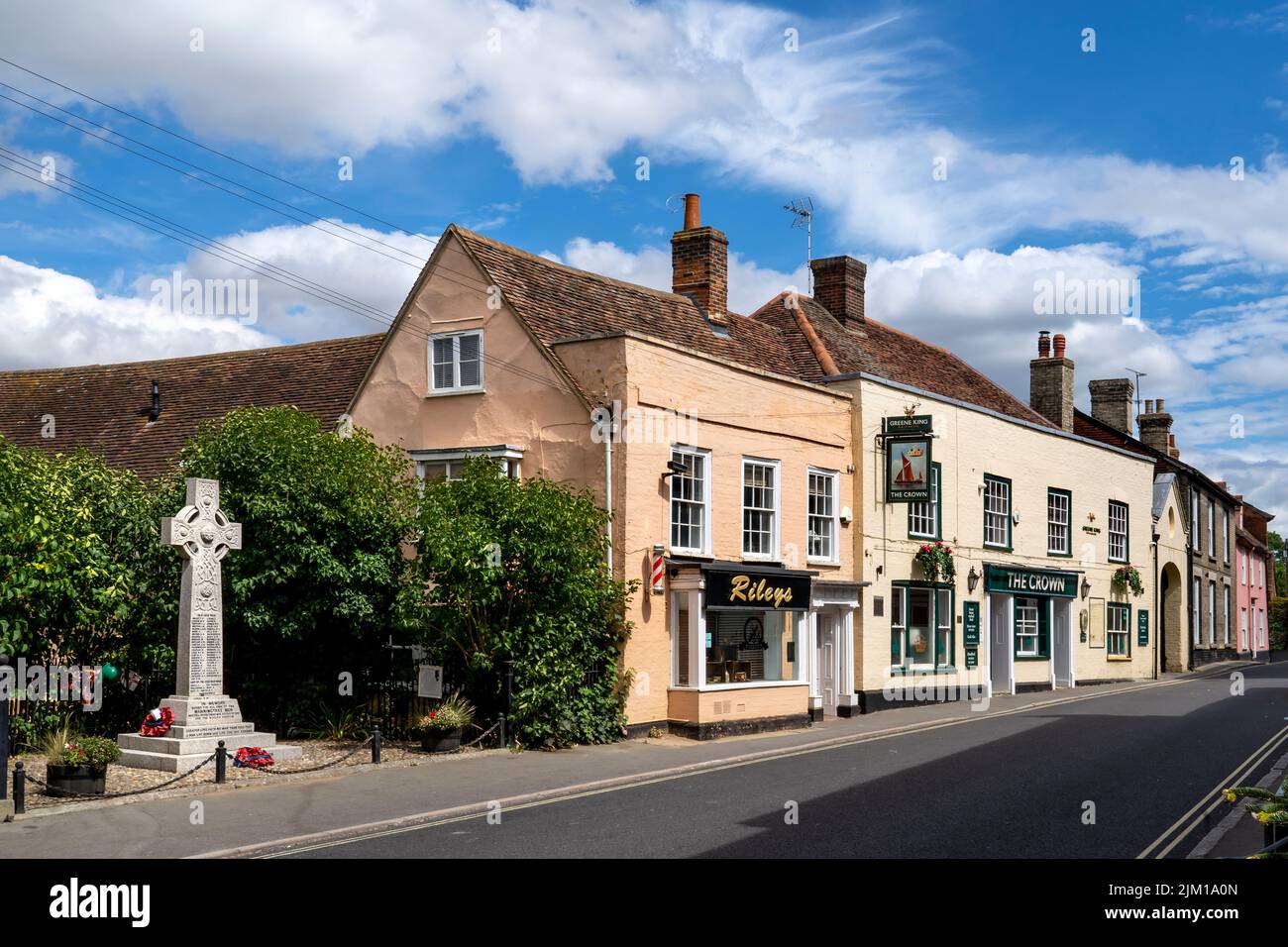 MANNINGTREE HIGH STREET SHOWING THE CROWN PUB AND WAR MEMORIAL Stock ...