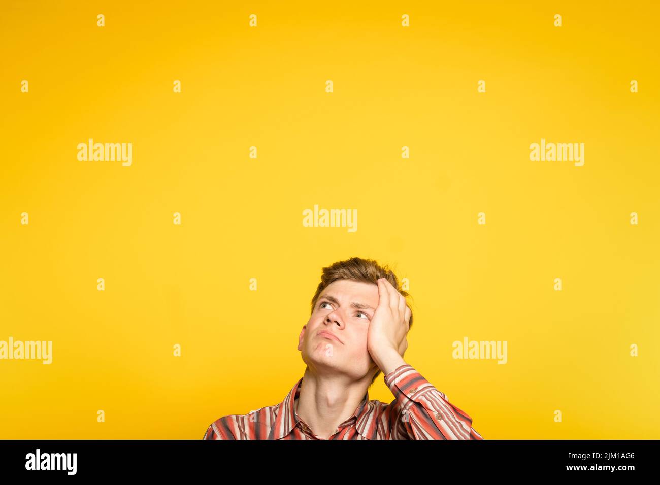 puzzled bewildered confused man looking up Stock Photo - Alamy