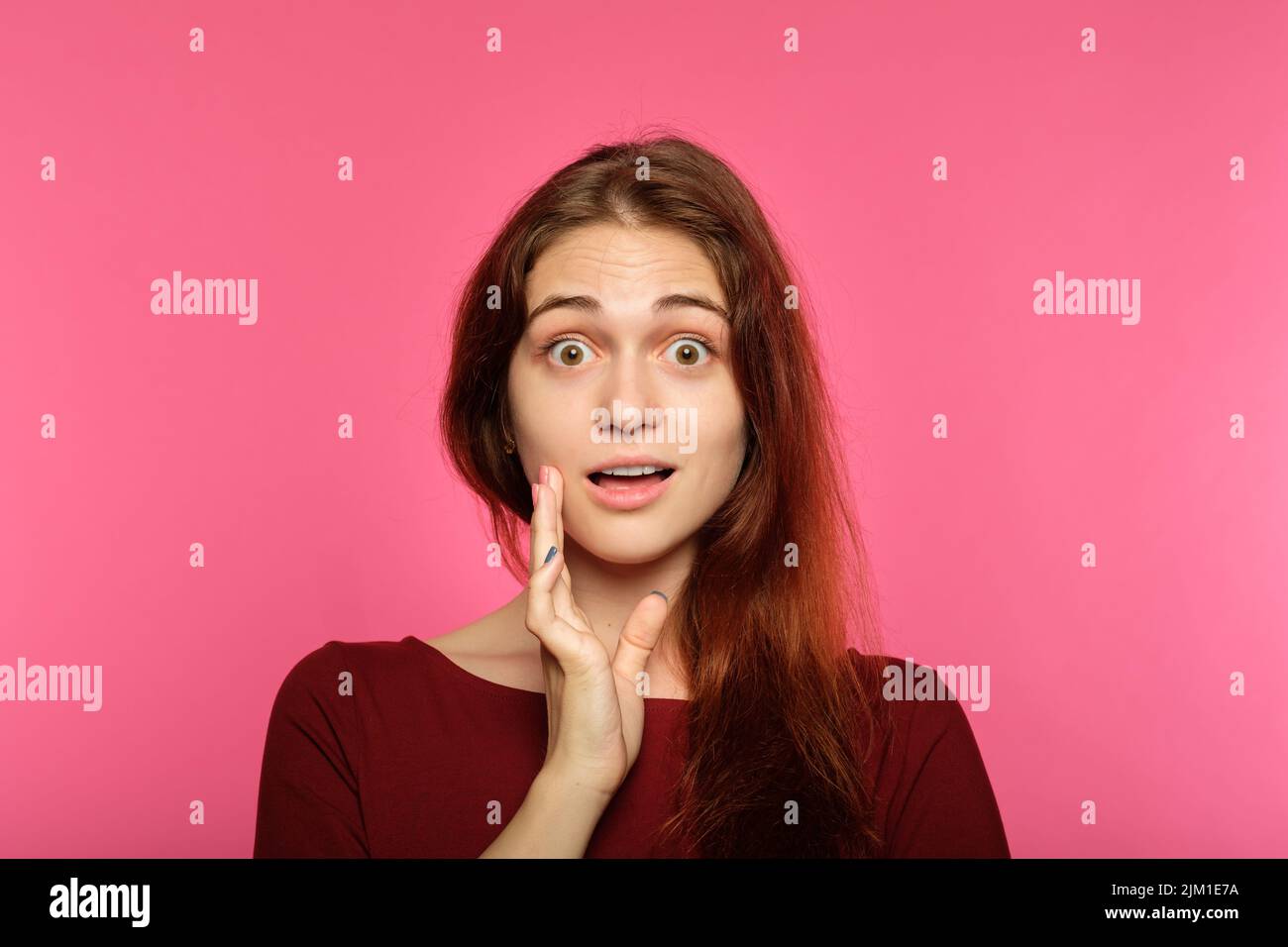 surprised astonished girl unbelievable expression Stock Photo - Alamy