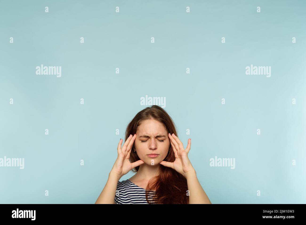 headache migraine woman temple hand pain meds Stock Photo - Alamy
