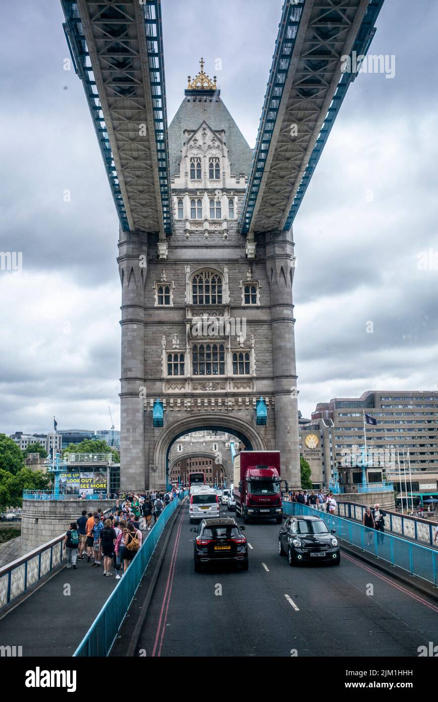 Bridge iconic london traffic cars hi-res stock photography and images ...