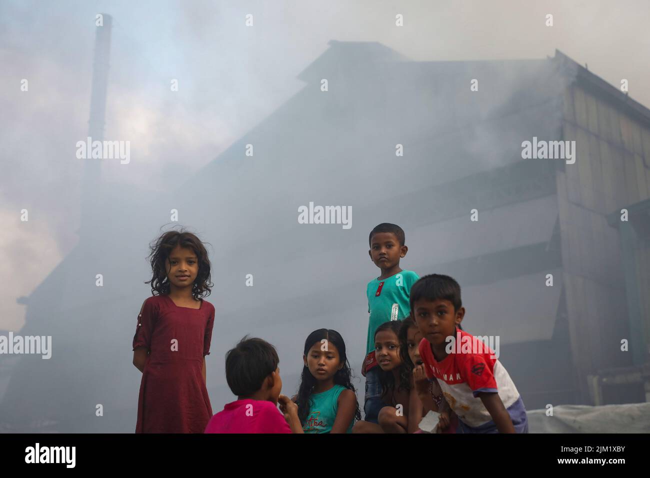 Dhaka, Bangladesh. 03rd Aug, 2022. Children play in an air polluted ...