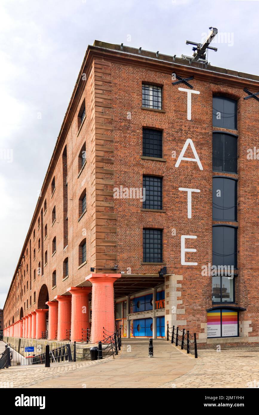 the tate gallery on the waterfront at liverpool merseyside Stock Photo ...