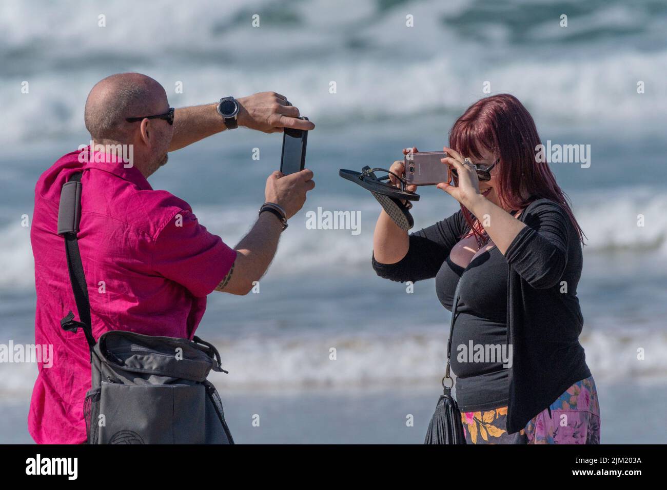 Mobile phone beach couple hi-res stock photography and images - Alamy