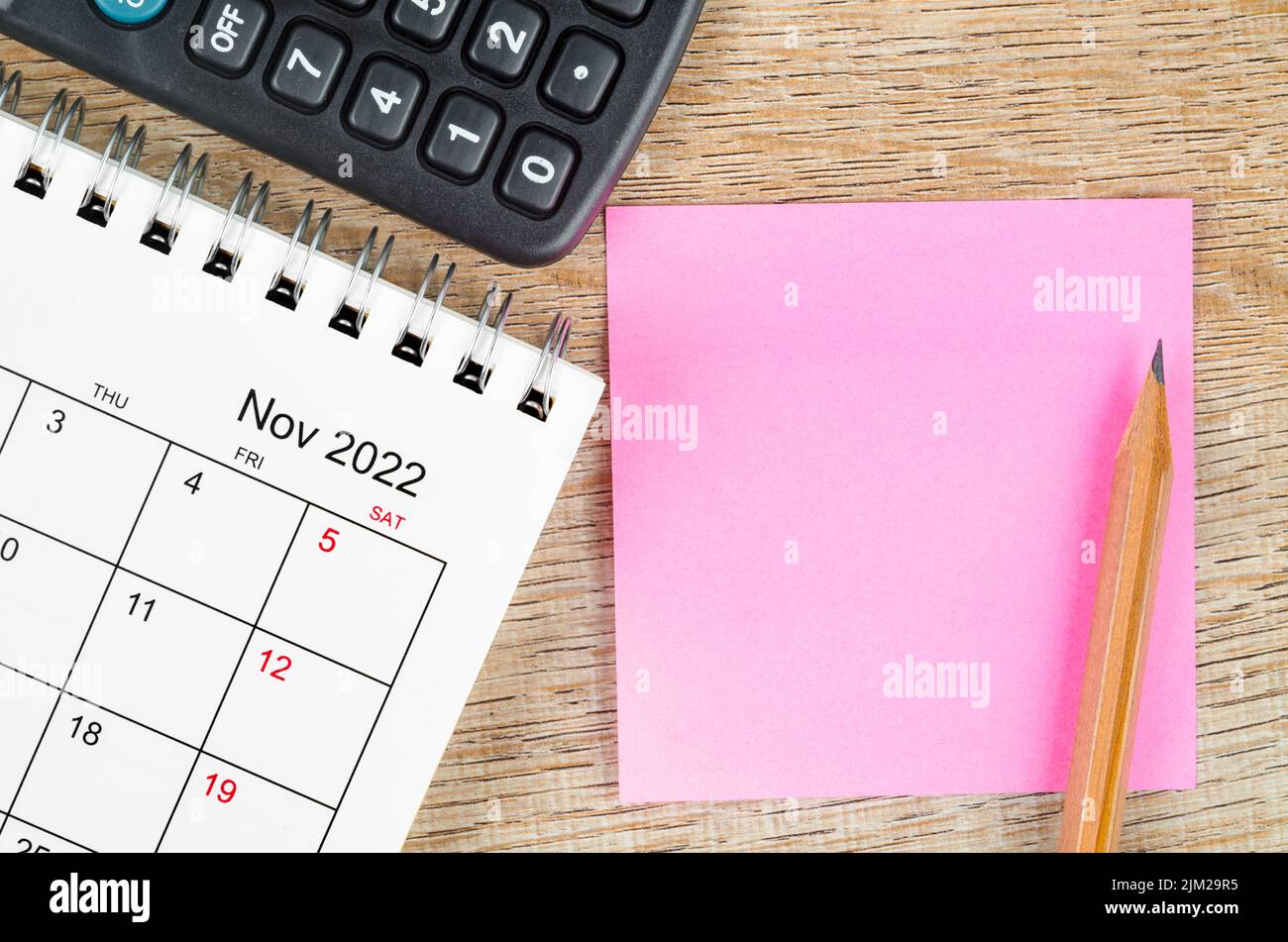 Blank sticky note on November 2022 desk calendar on wooden background ...