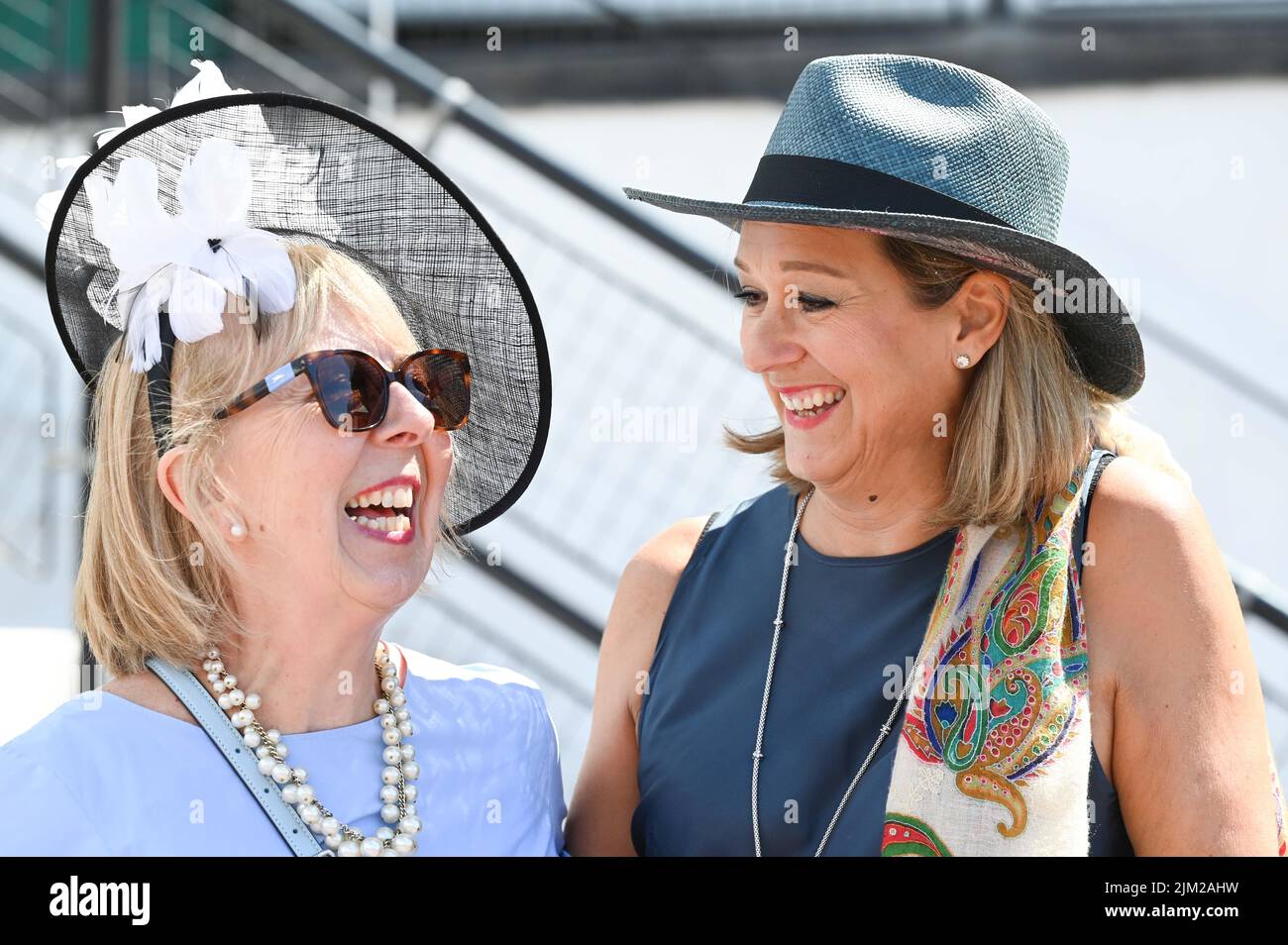 Racegoers ladies day 2022 hats hi-res stock photography and images - Alamy